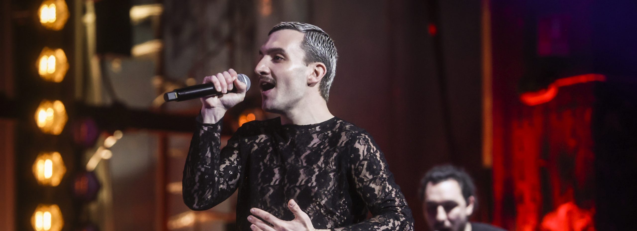 «Alec Temple se ne frega, guarda il cielo» e canta la sua "Cenere ...